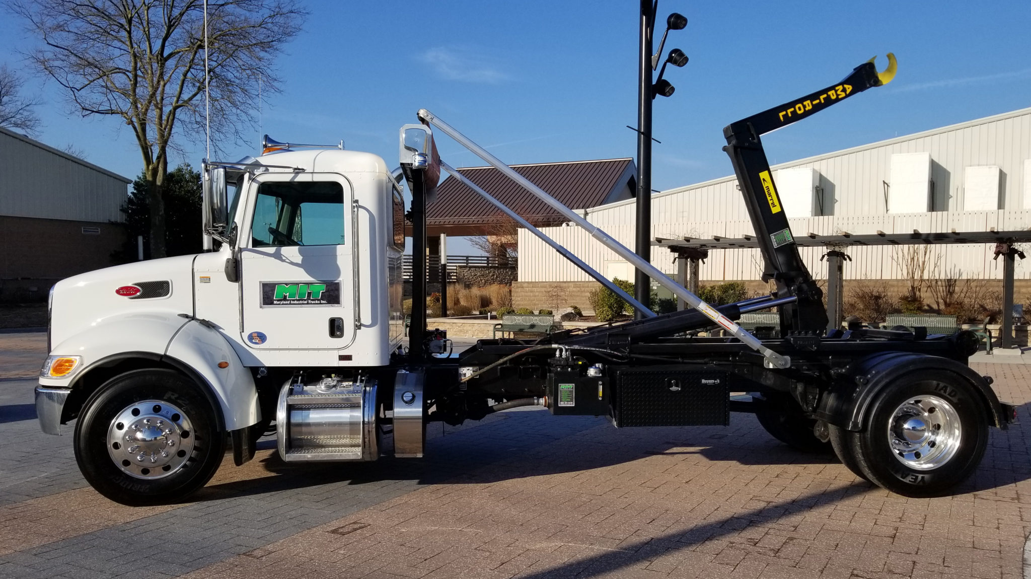 Maryland Industrial Trucks hooks up with Ampliroll - Ampliroll Hooklift ...