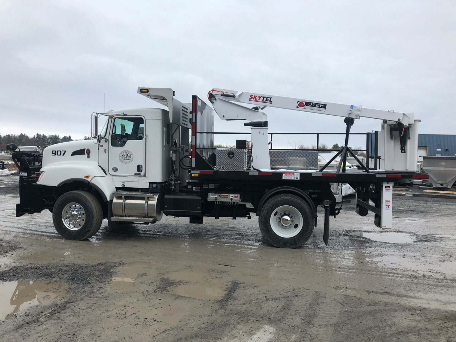 Ampliroll Hydraulic Hooklifts: BRINGING VERSATILITY AND VALUE TO TREE ...